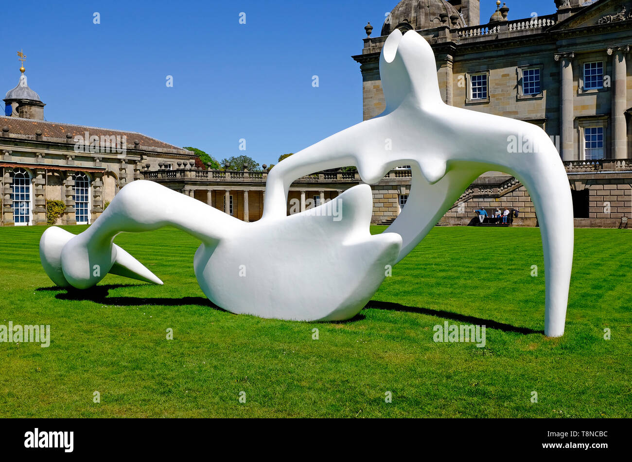 Henry moore sculptures hi-res stock photography and images - Alamy