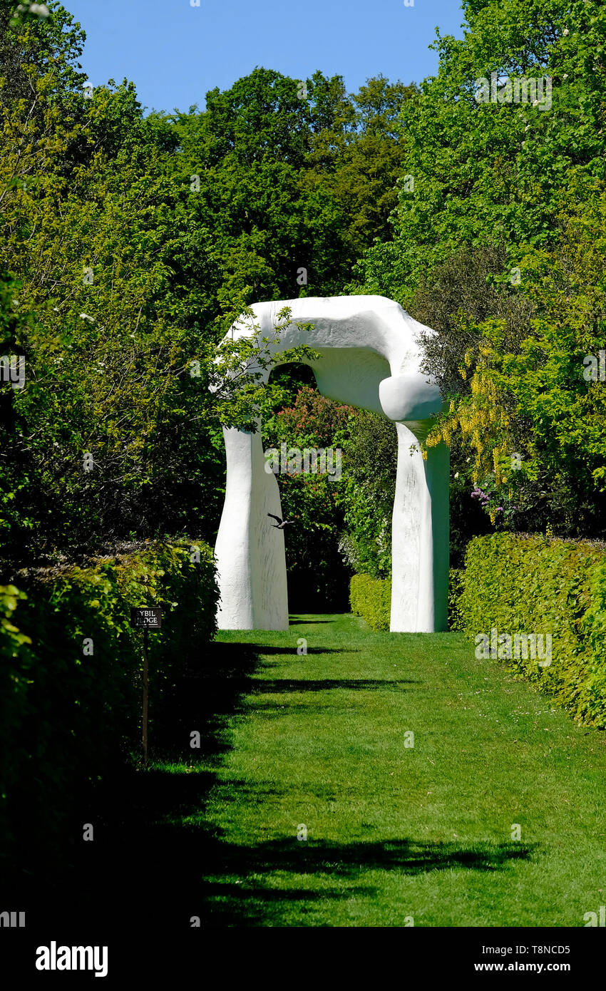 Henry moore sculpture arch hi-res stock photography and images - Alamy