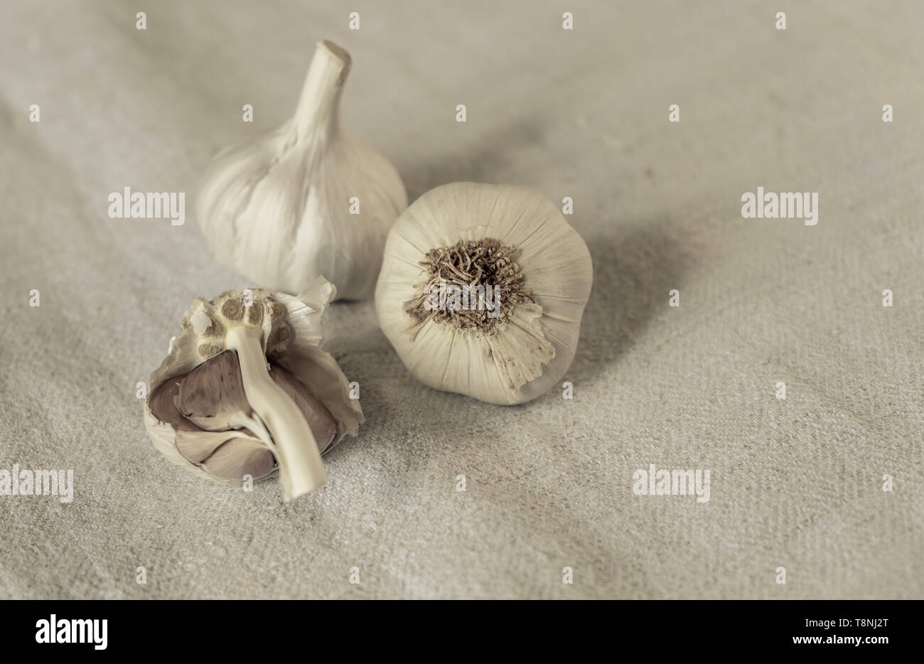 Garlic on linen fabric background. Close Up Stock Photo - Alamy