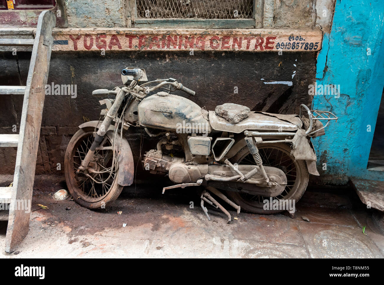 Old streets of india hi-res stock photography and images - Alamy