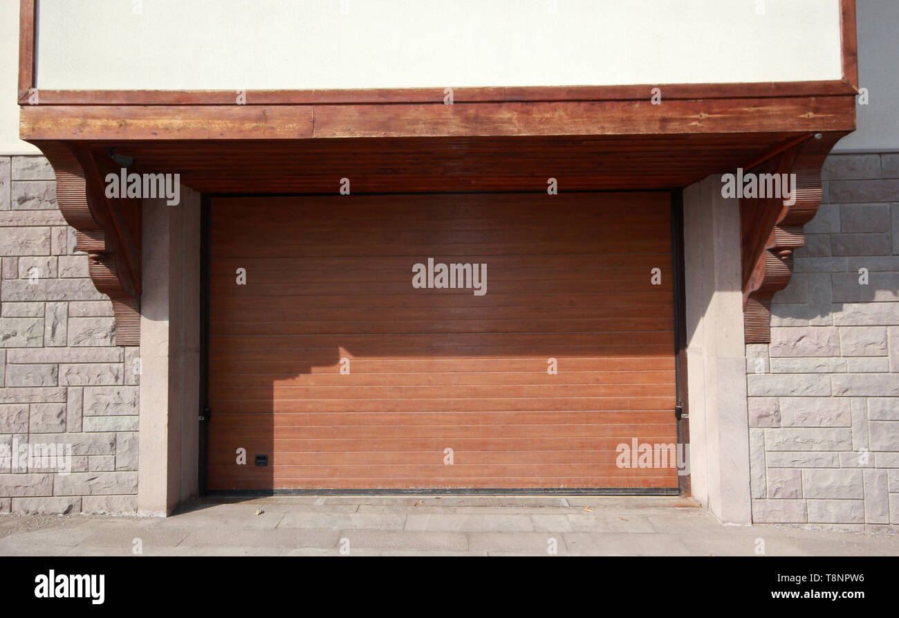 automatic wooden entry door Stock Photo - Alamy