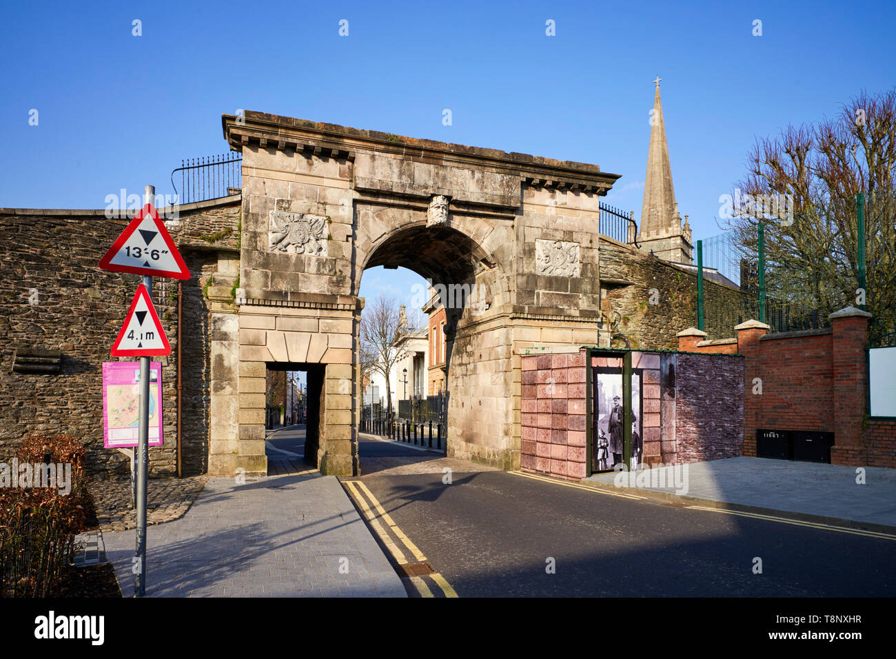 Londonderry city gates hi-res stock photography and images - Alamy