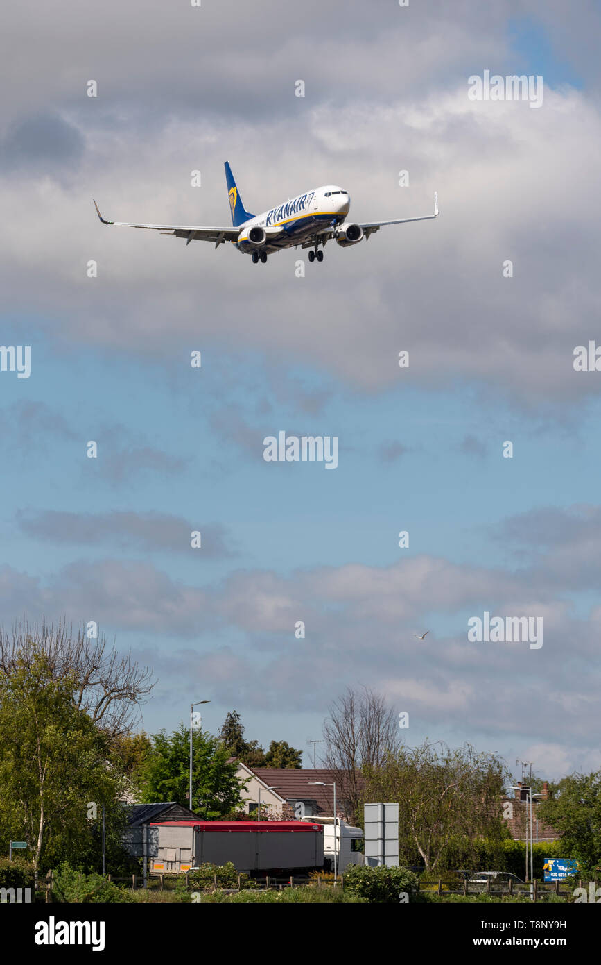 Plane over road hi-res stock photography and images - Alamy