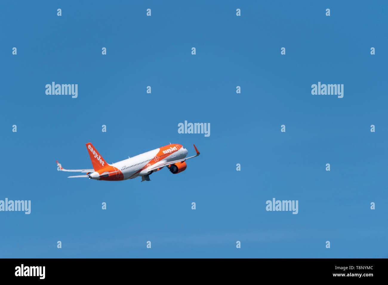 easyJet Airbus A320 climbing out after take off at London Southend ...