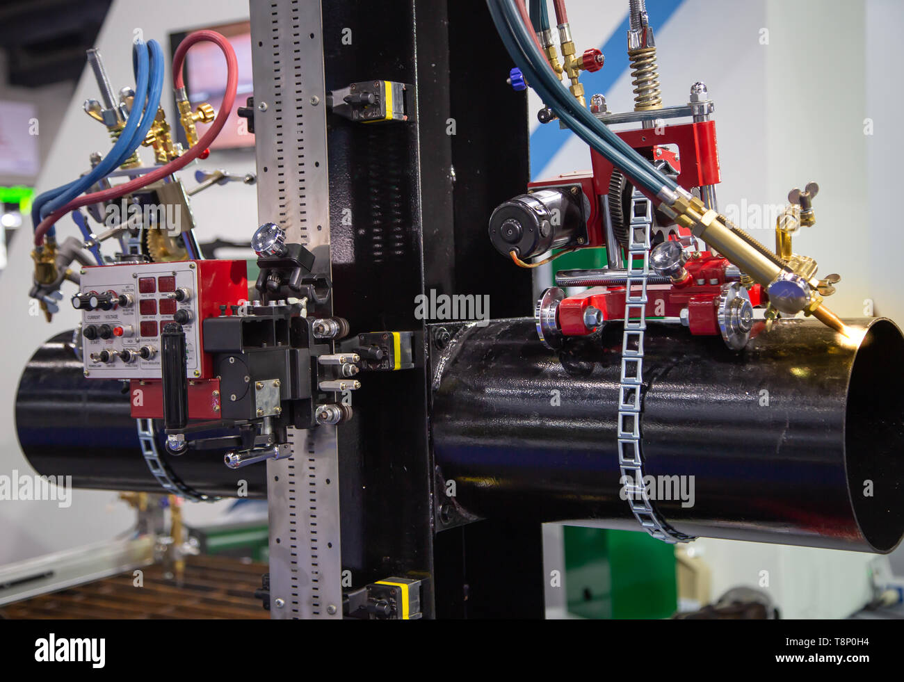 Chain track pipe welding machine operate on big pipe Stock Photo - Alamy
