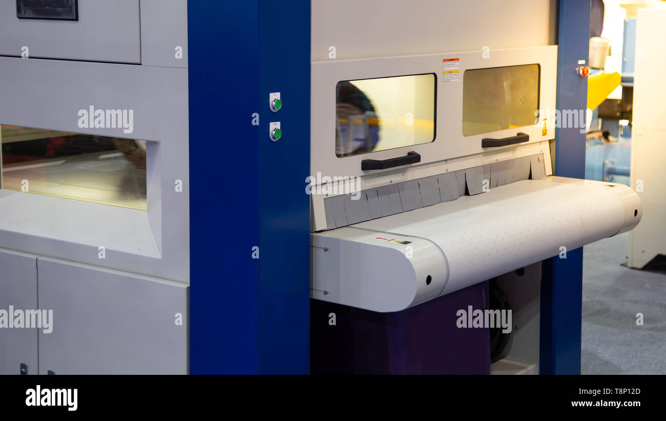 Deburring metal sharp edge and rounding machine Stock Photo - Alamy