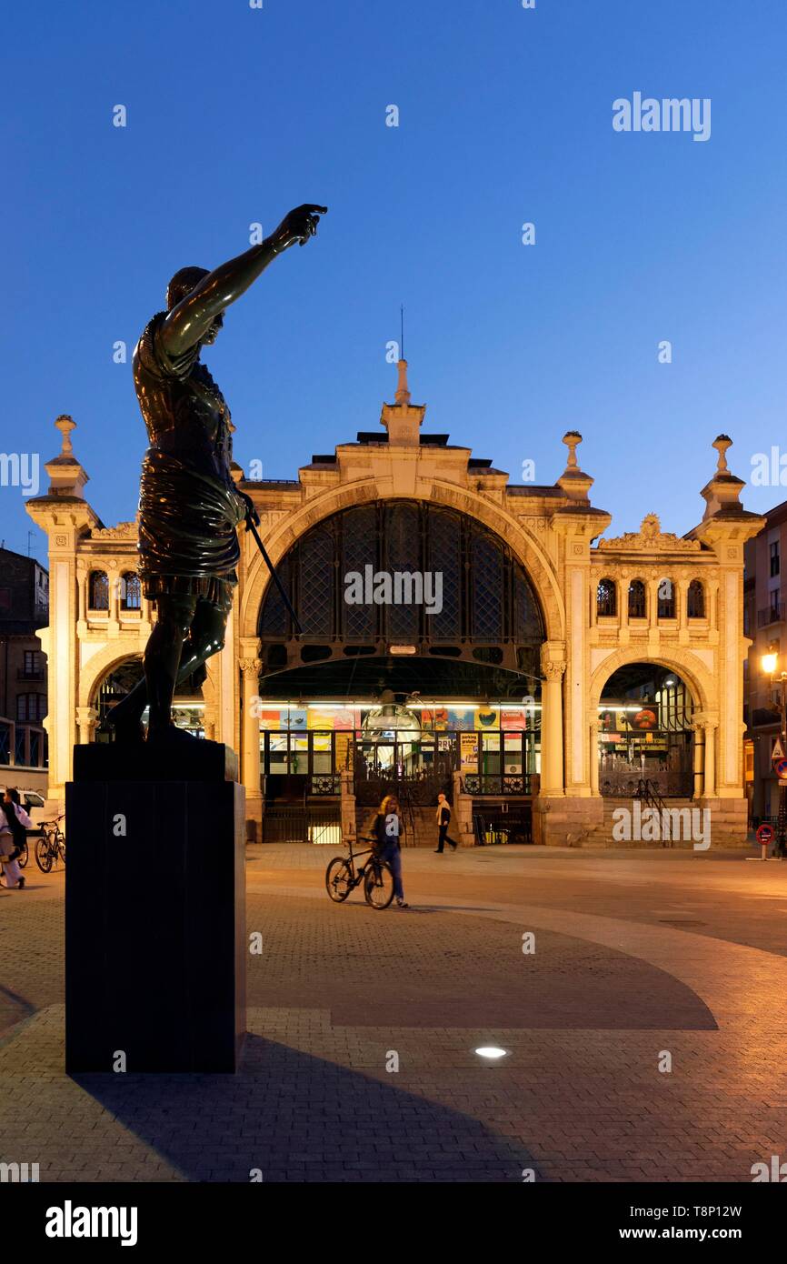 Spain, Aragon, Zaragoza, statue of Cesar Augustus and the central ...