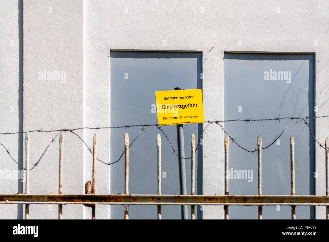 A yellow "do not enter danger of collapse" warning sign in German ...