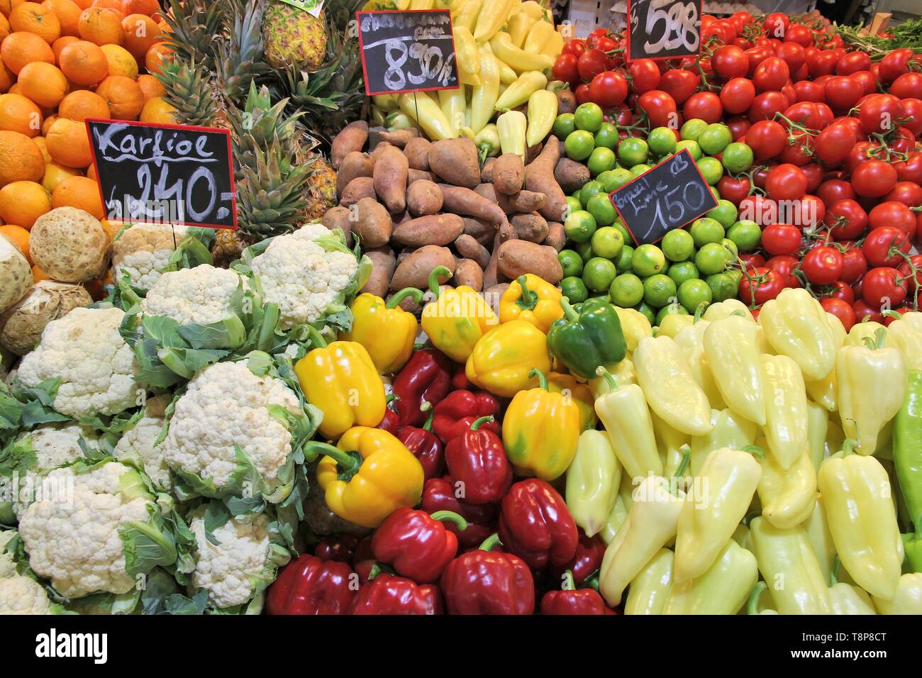 Great market hall budapest paprika hi-res stock photography and images ...