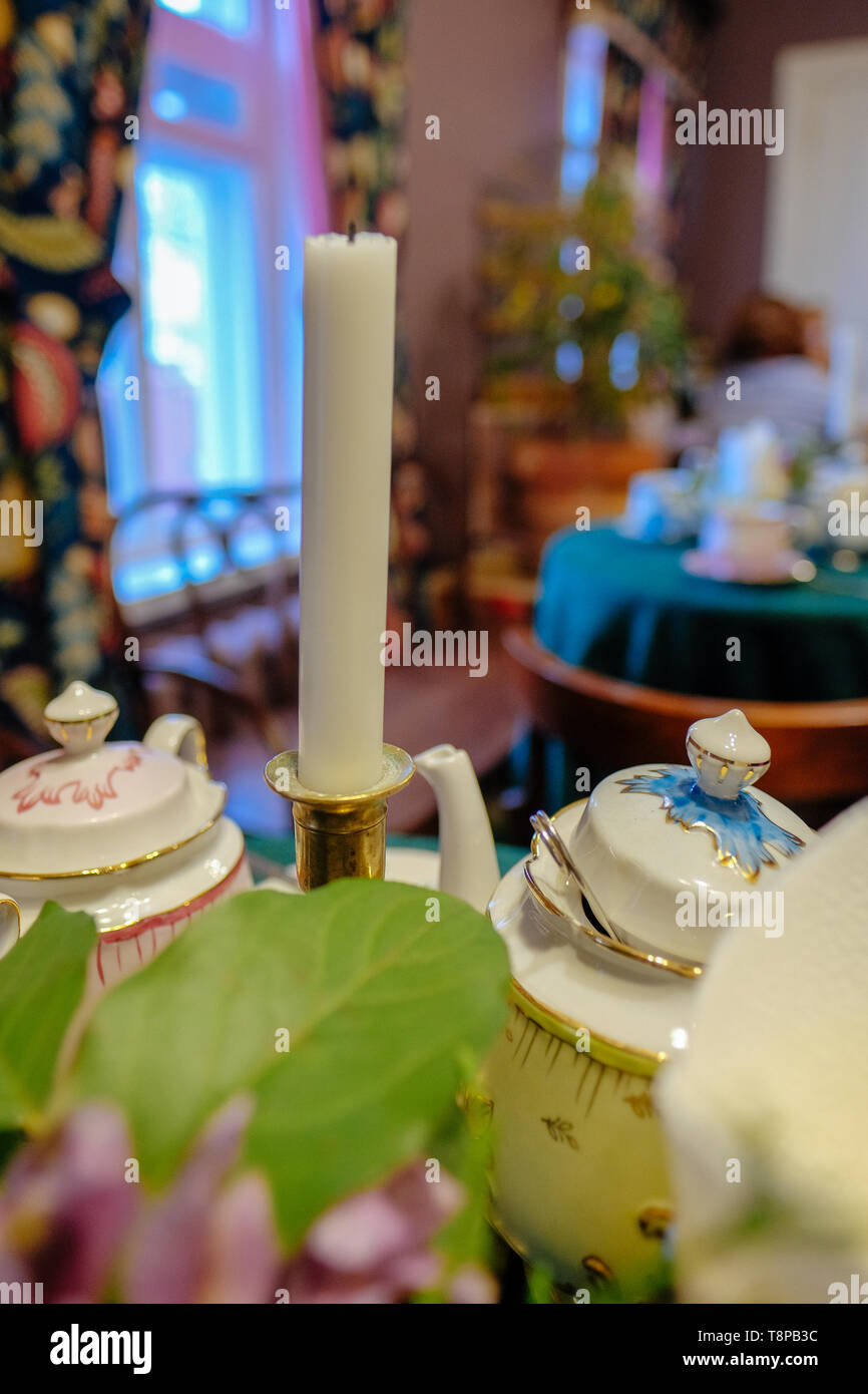 Porcelain china table hi-res stock photography and images - Alamy