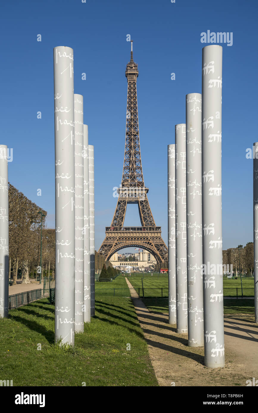 Denkmal Mauer des Friedens und der Eiffelturm in Paris, Frankreich ...