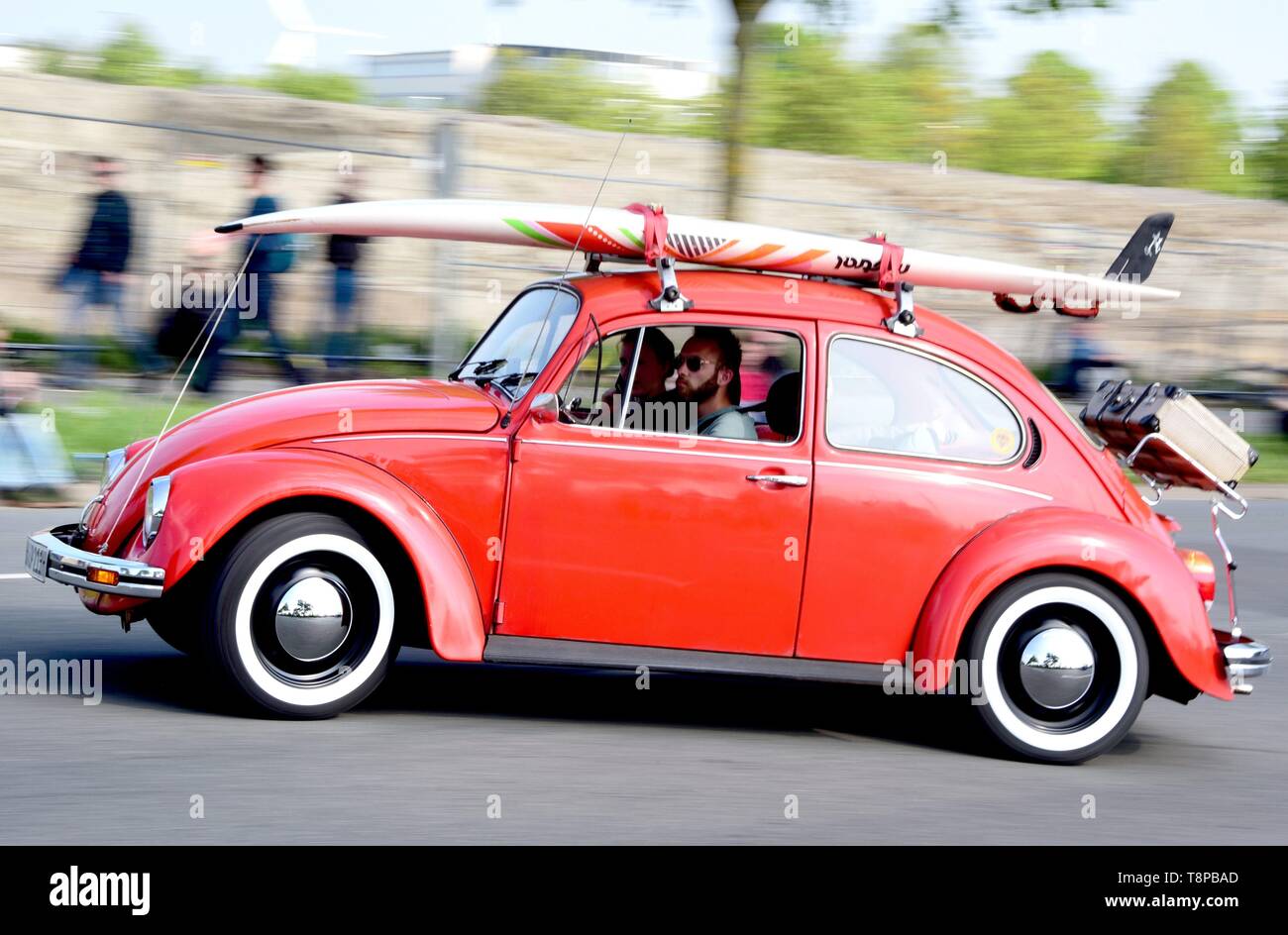 A Volkswagen Beetle with a surfboard on it at the Maikaefertreffen (May ...