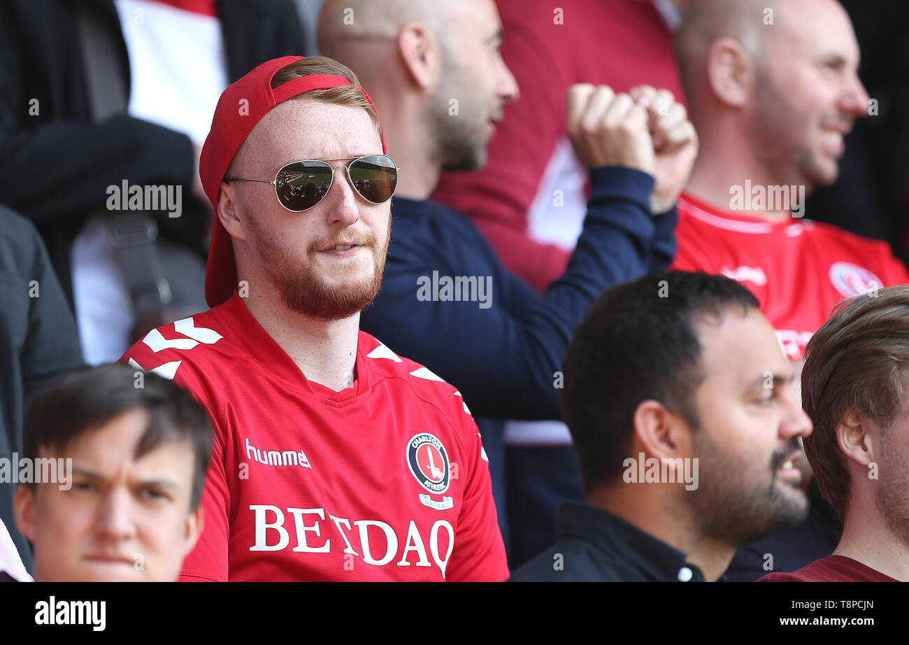 Fans react in stands hi-res stock photography and images - Alamy