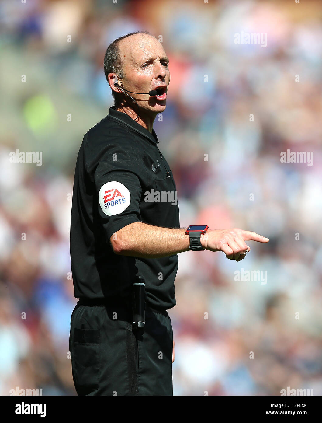 Match referee Mike Dean Stock Photo - Alamy