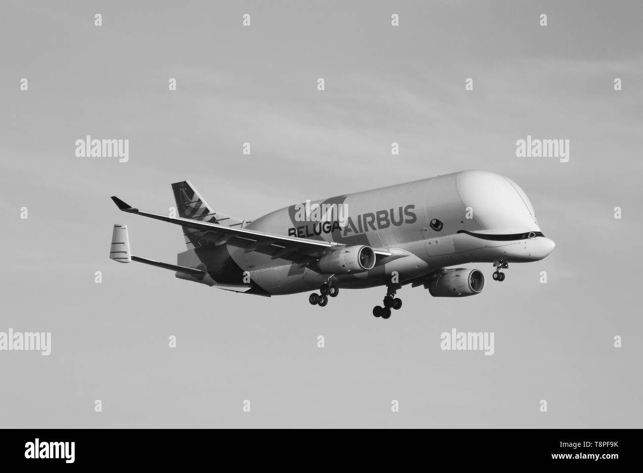 Airbus new Beluga XL landing for the first time at Hawarden airport ...