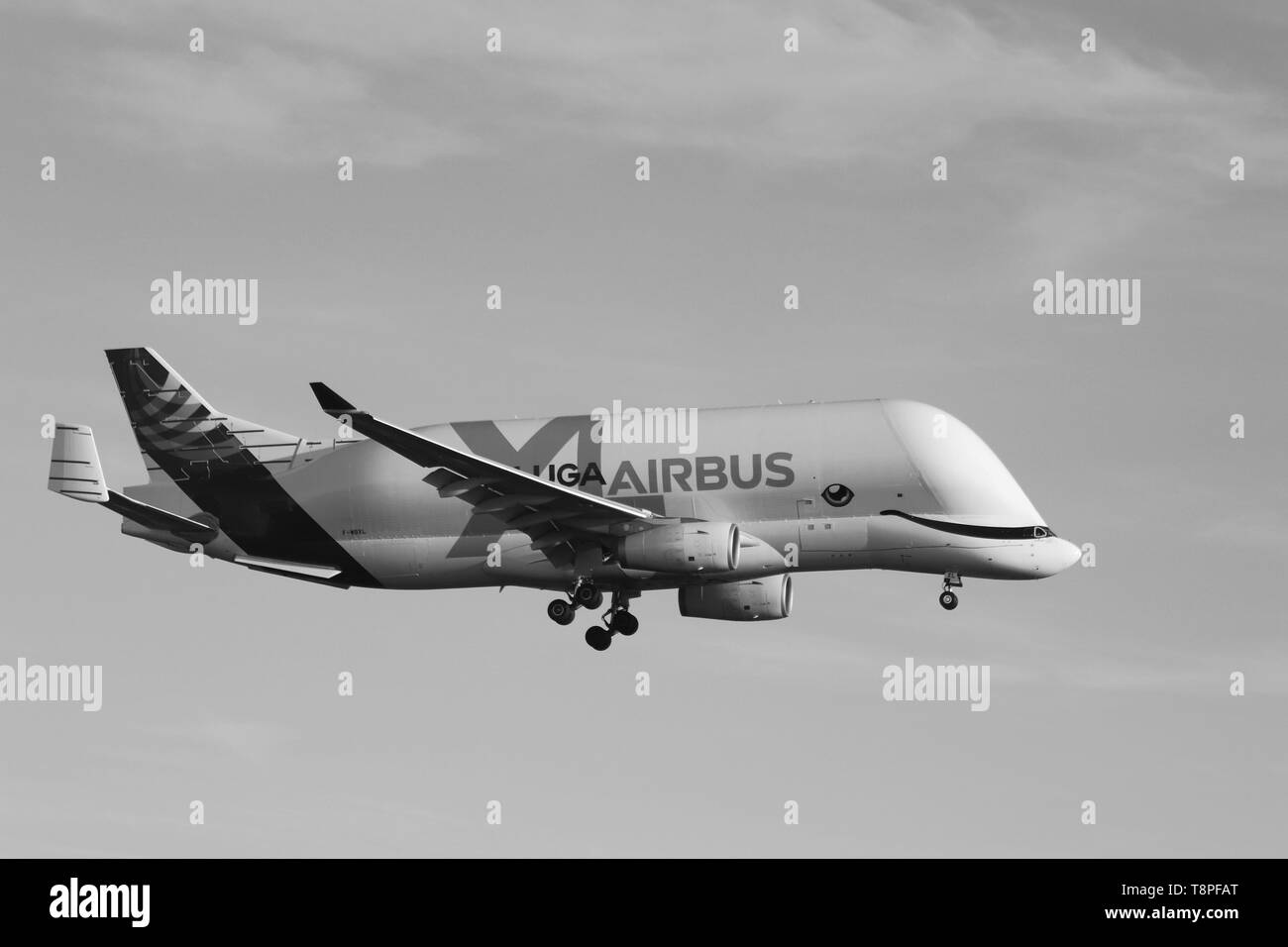 Airbus new Beluga XL landing for the first time at Hawarden airport ...