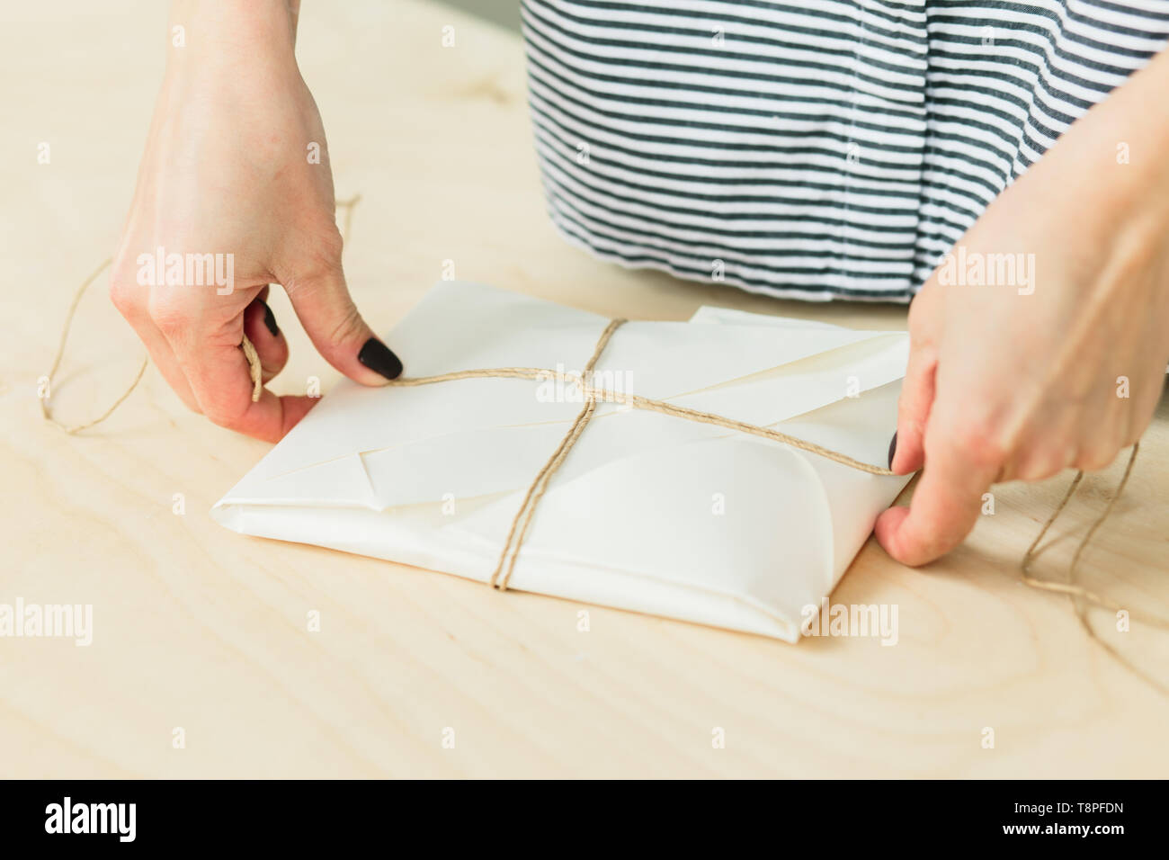 Packs a gift hi-res stock photography and images - Alamy