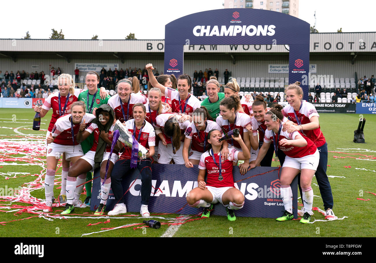 Arsenal Women's team celebrate with the FA Women's Super League trophy ...
