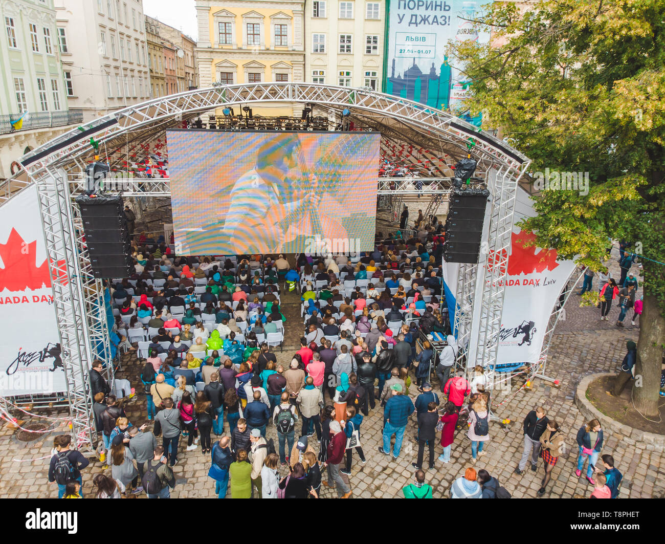 Crowd overhead view concert hi-res stock photography and images - Alamy