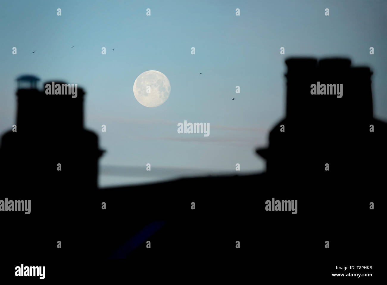 Early Morning view of the full moon over the rooftops of Bath, England ...