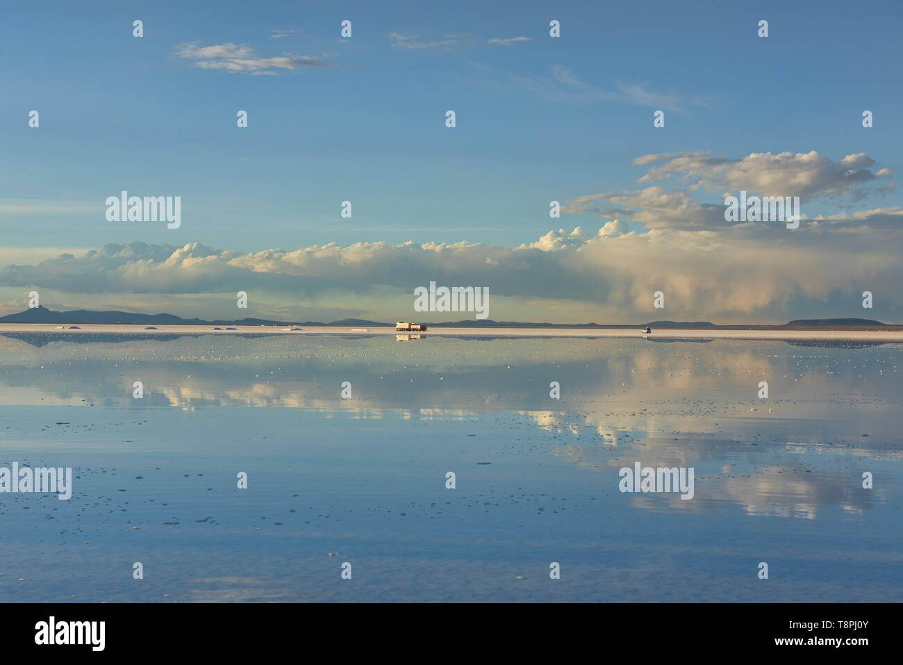 The world's largest mirror, reflections on the salt flats of the Salar ...