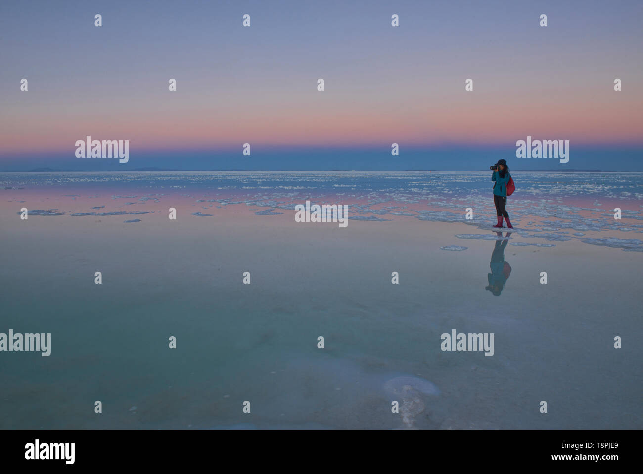 Sunset on the salt flat of Salar de Uyuni, Bolivia Stock Photo - Alamy