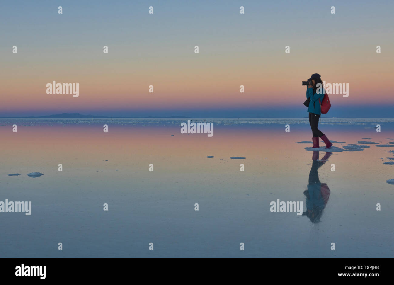 Sunset on the salt flat of Salar de Uyuni, Bolivia Stock Photo - Alamy