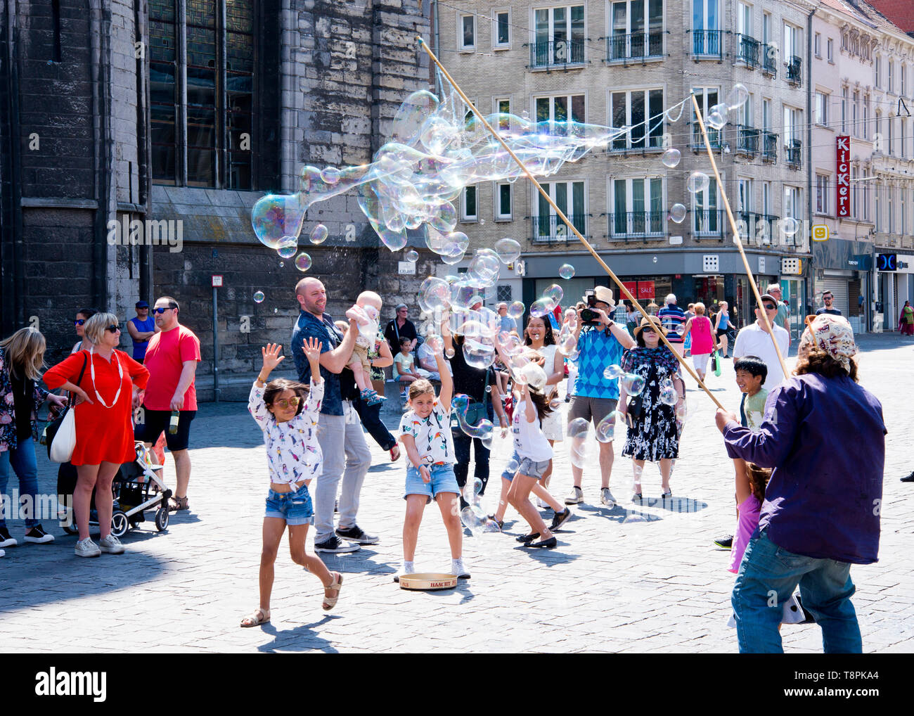 Kids making bubbles hi-res stock photography and images - Alamy