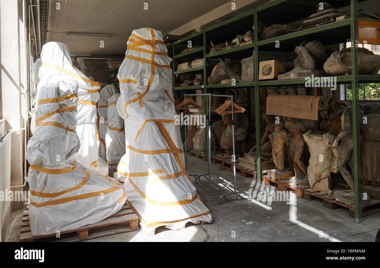 Body parts sculptures hi-res stock photography and images - Alamy