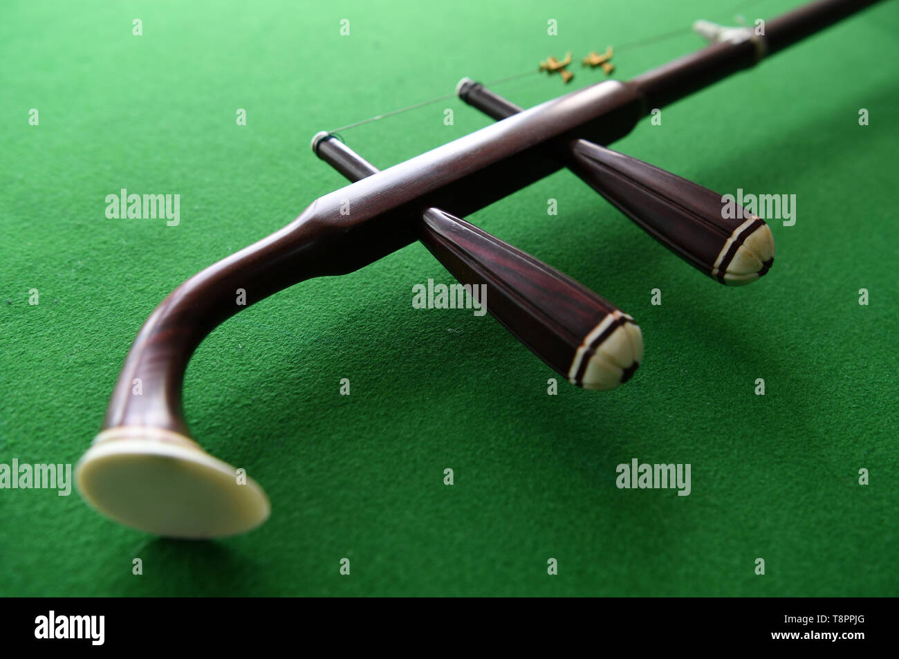 Fiddle neck hi-res stock photography and images - Alamy