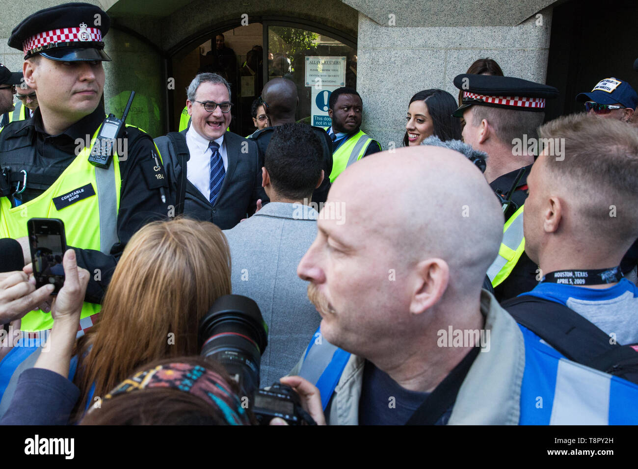 Leaves the old bailey in london hi-res stock photography and images - Alamy