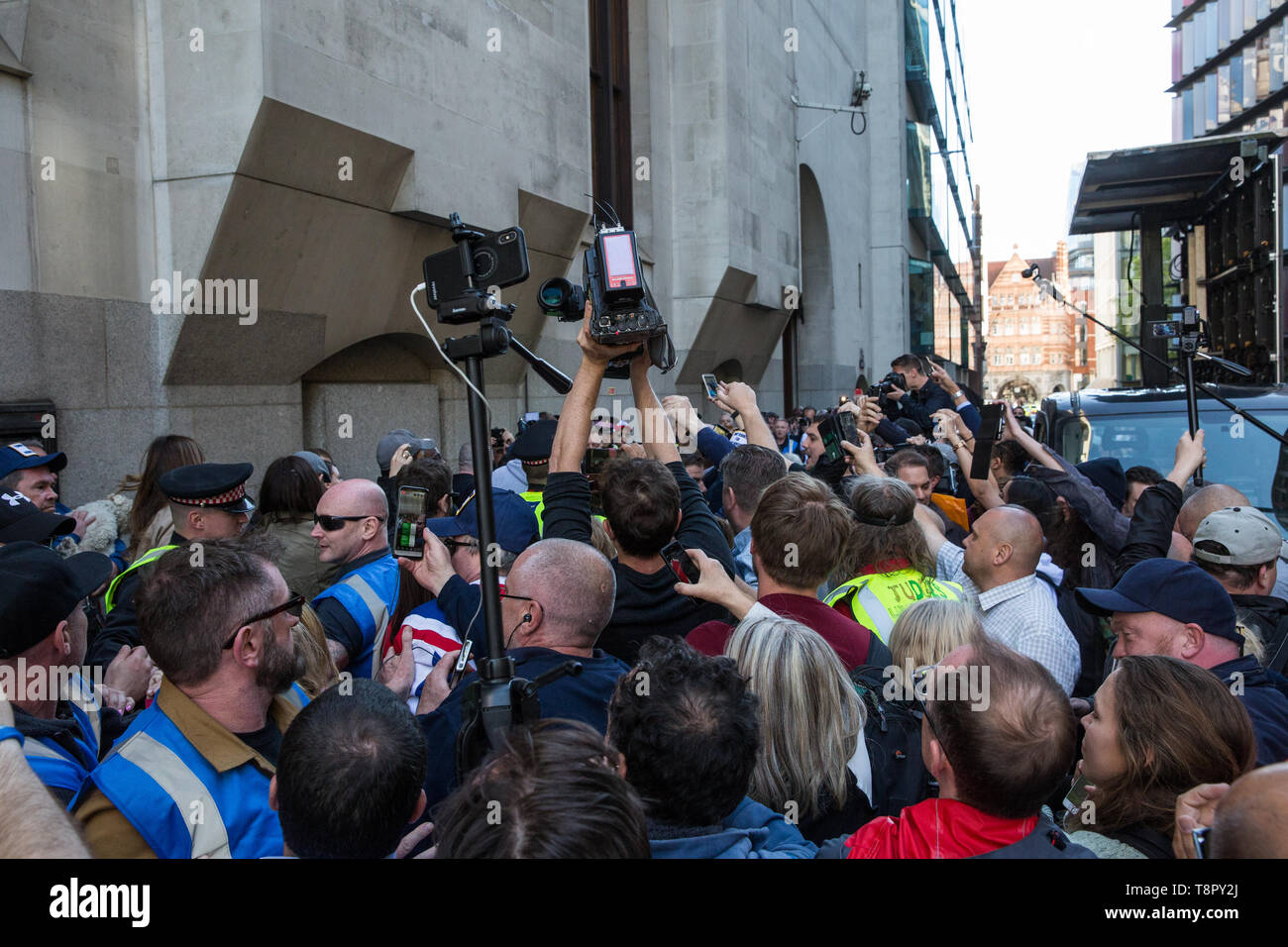 Leaves a hearing at the old bailey in london hi-res stock photography ...