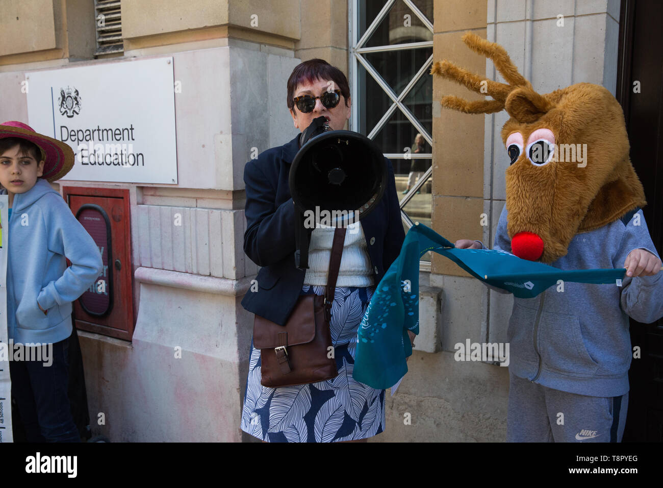 London, UK. 14 May, 2019. NEU members from The John Roan School, a ...