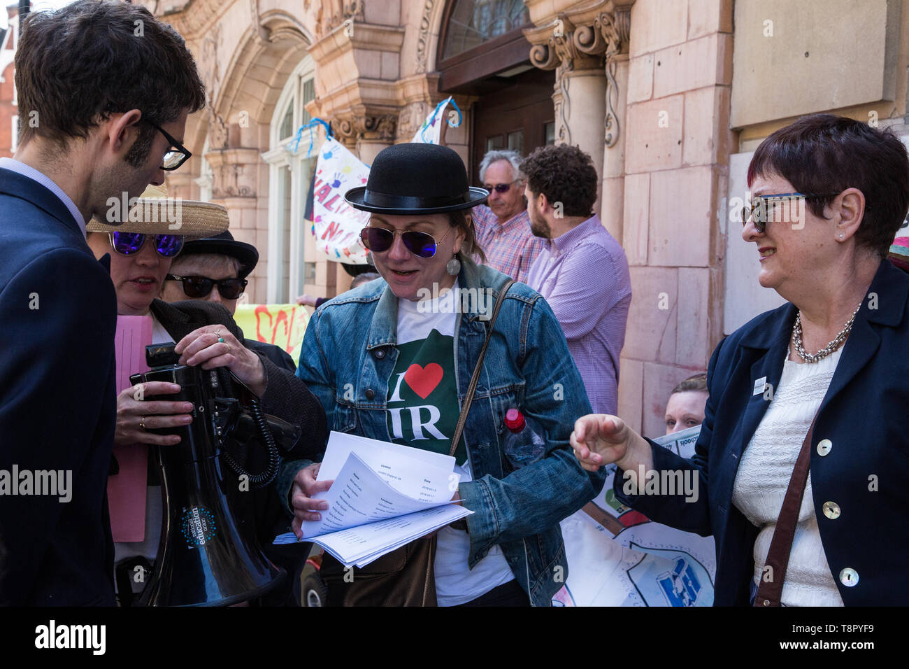 London, UK. 14 May, 2019. NEU members from The John Roan School, a ...