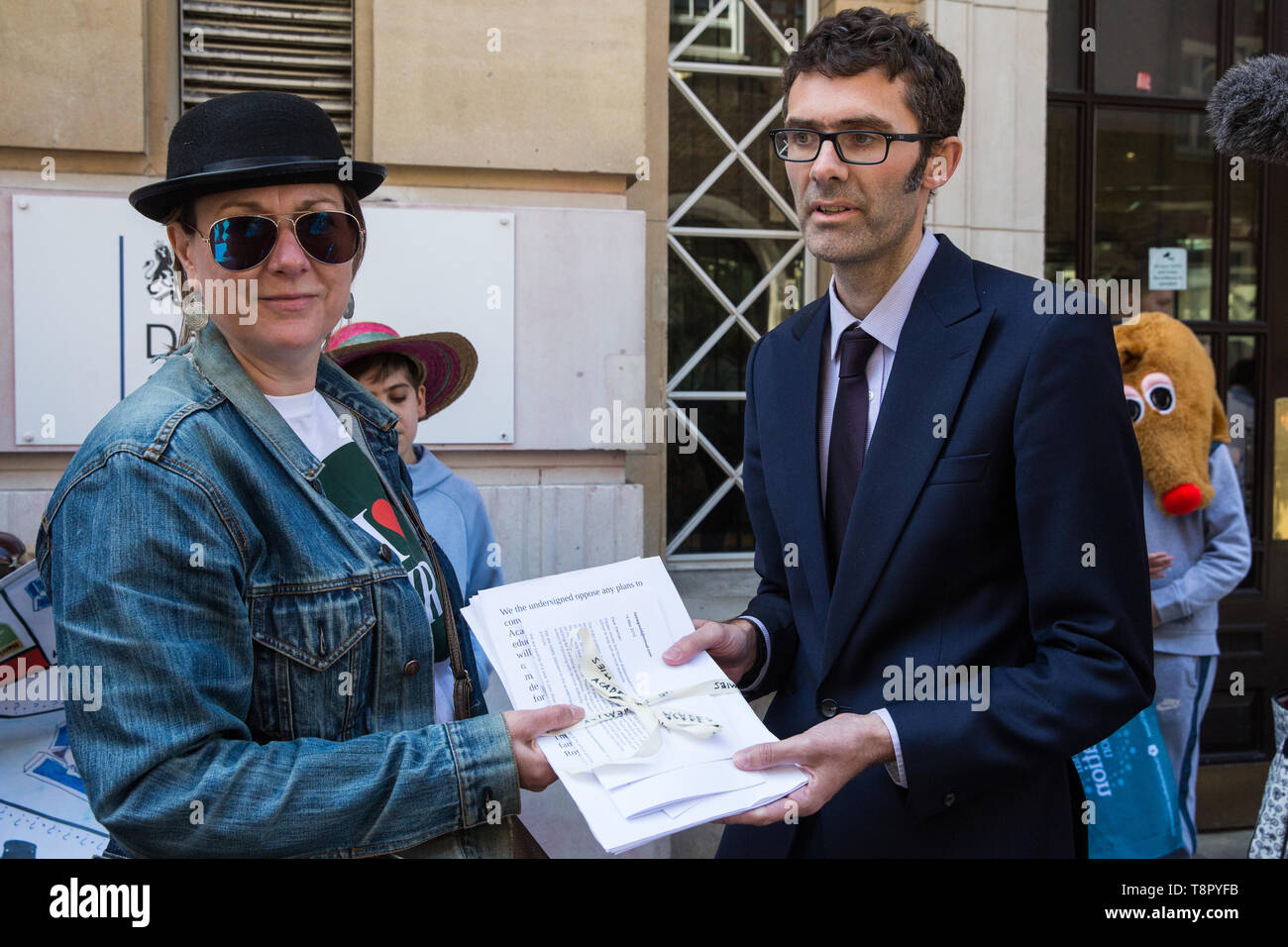 London, UK. 14 May, 2019. NEU members from The John Roan School, a ...