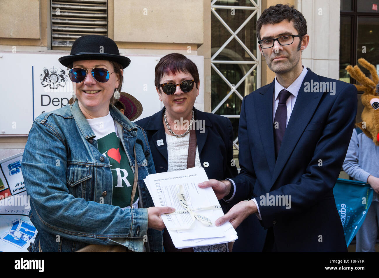 London, UK. 14 May, 2019. NEU members from The John Roan School, a ...
