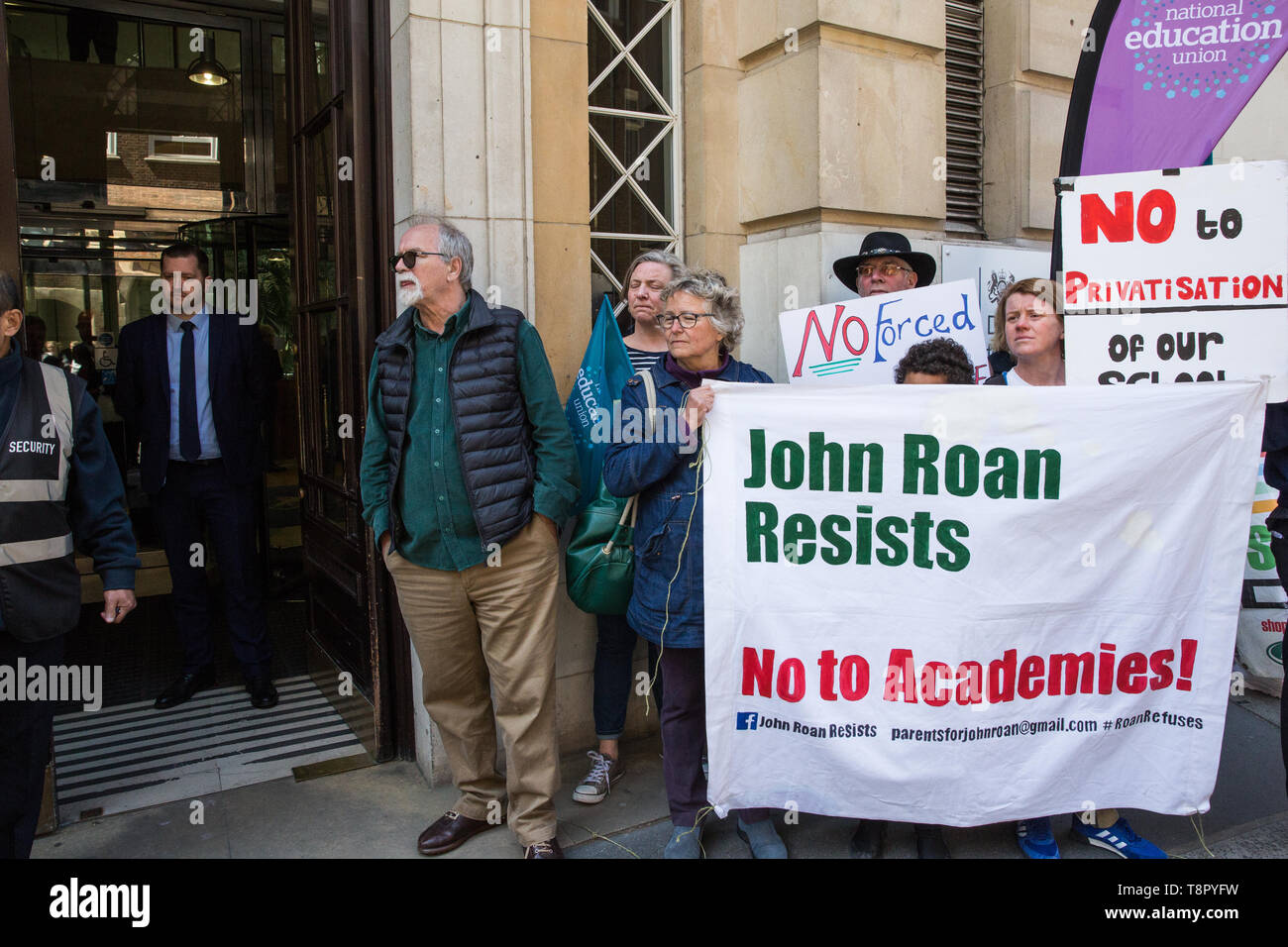 London, UK. 14 May, 2019. NEU members from The John Roan School, a ...