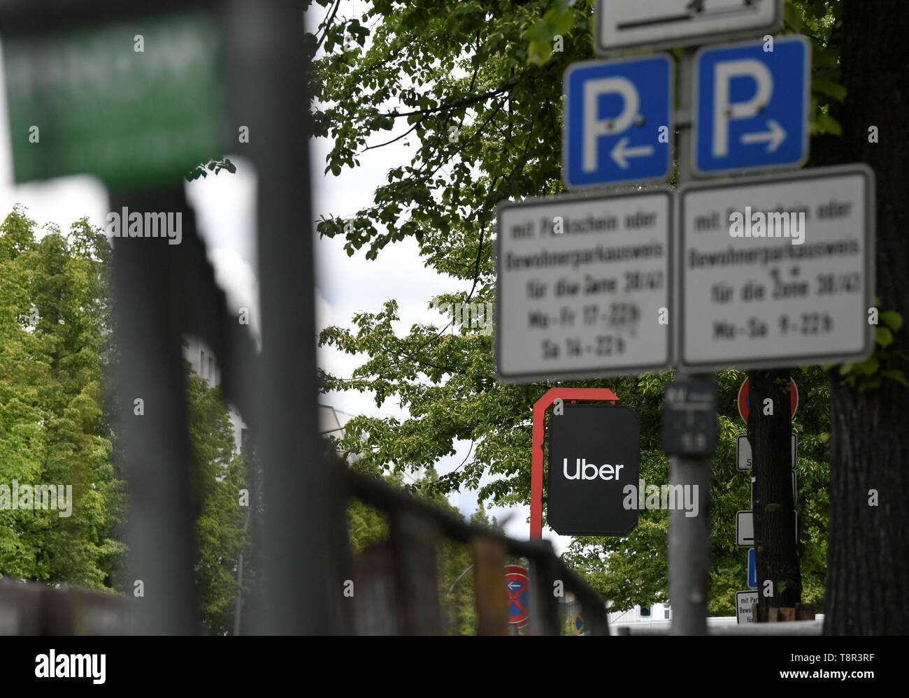 Taxi parking only sign hi-res stock photography and images - Alamy