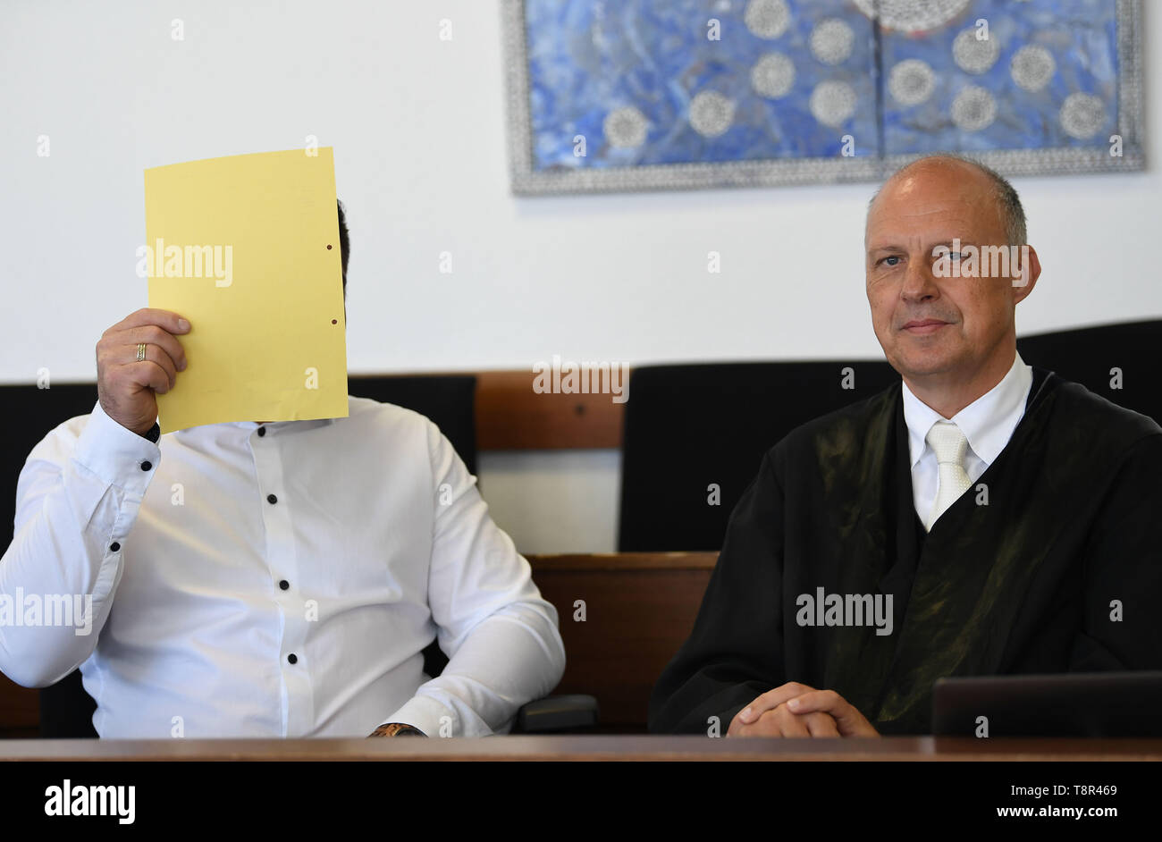Verden, Germany. 14th May, 2019. The defendant covers his face with a ...