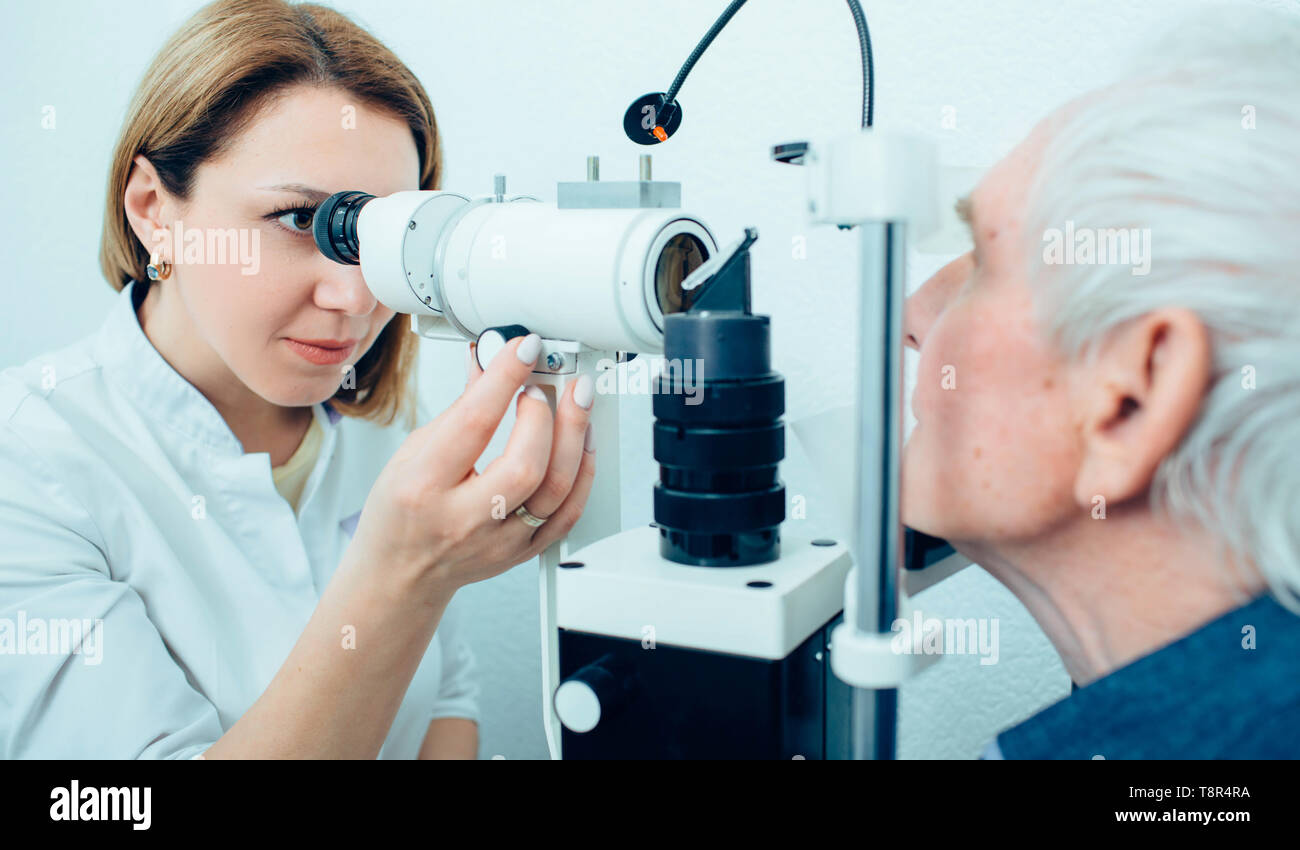 Doctor senior eye hi-res stock photography and images - Alamy