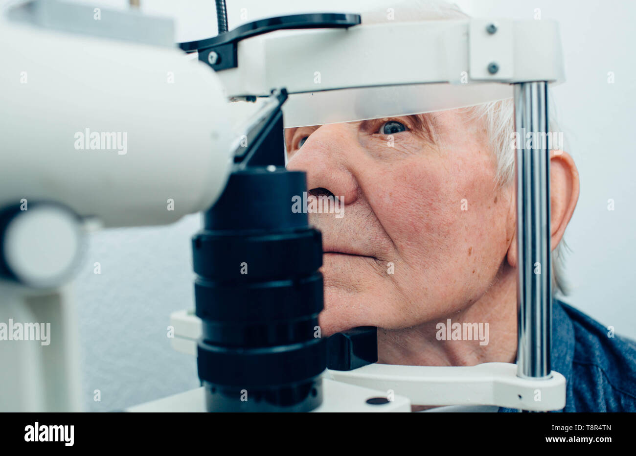 Eye doctor senior patient hi-res stock photography and images - Alamy