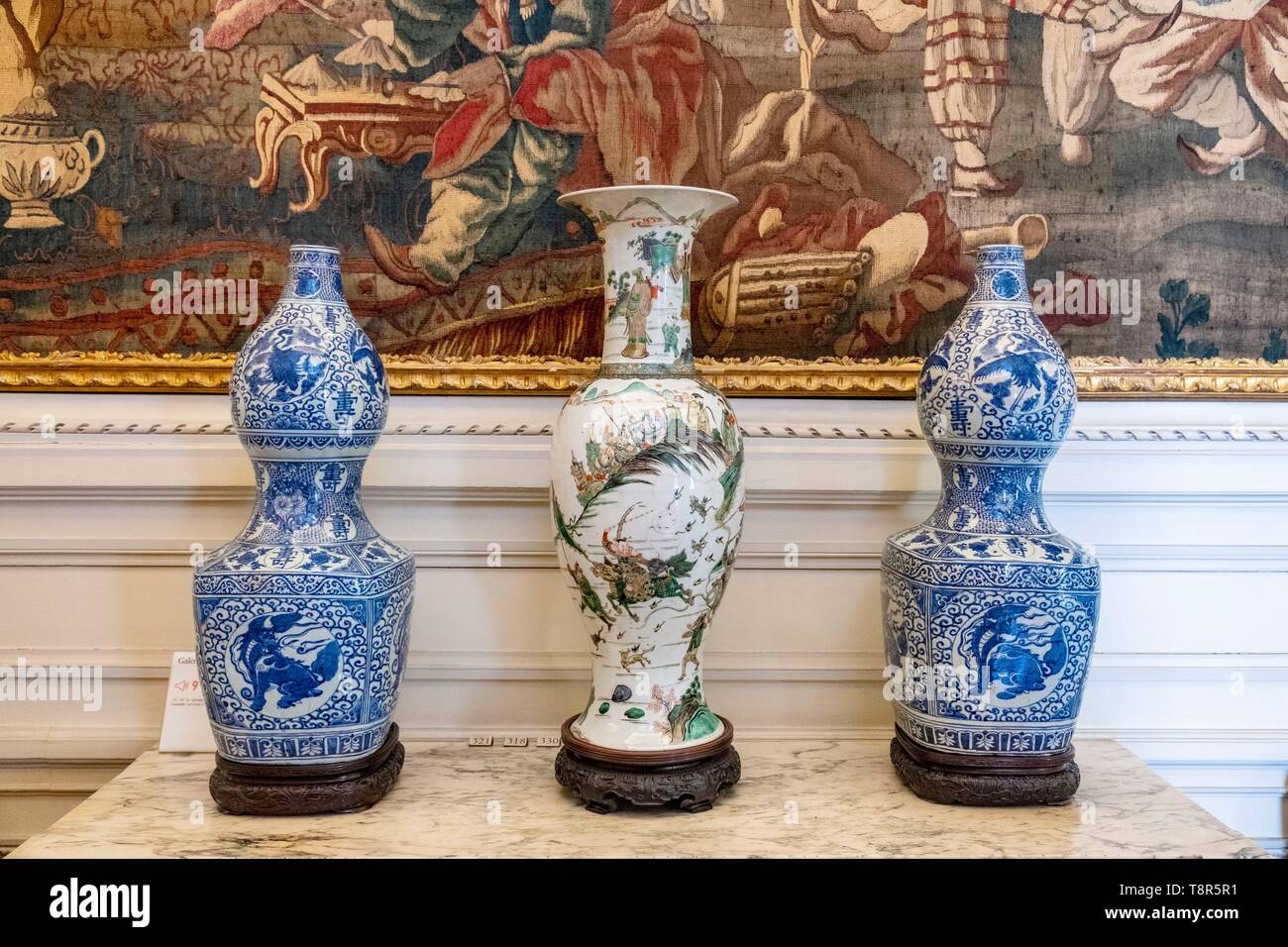 Chinese vases hi-res stock photography and images - Alamy