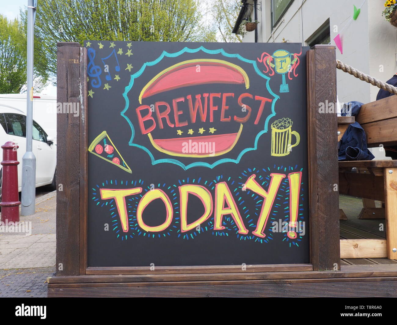 Typical english pub hi-res stock photography and images - Alamy