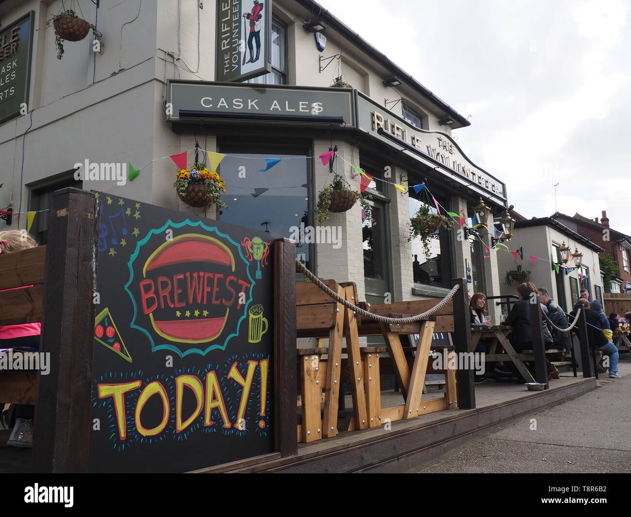 Typical english pub hi-res stock photography and images - Alamy