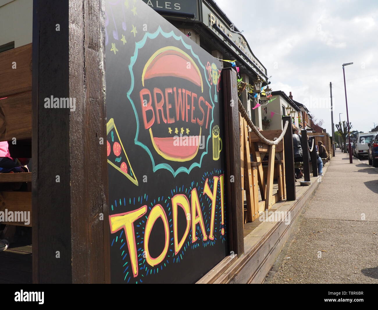 Typical english pub hi-res stock photography and images - Alamy