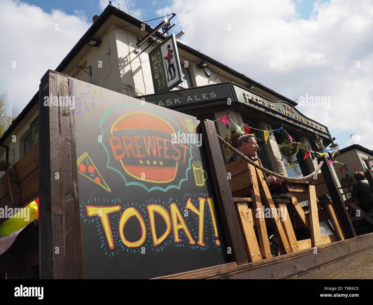 Typical english pub hi-res stock photography and images - Alamy