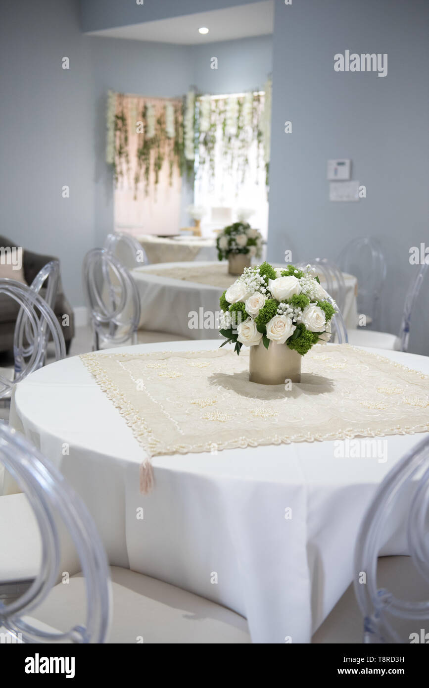 Celebration table setting living room Stock Photo - Alamy