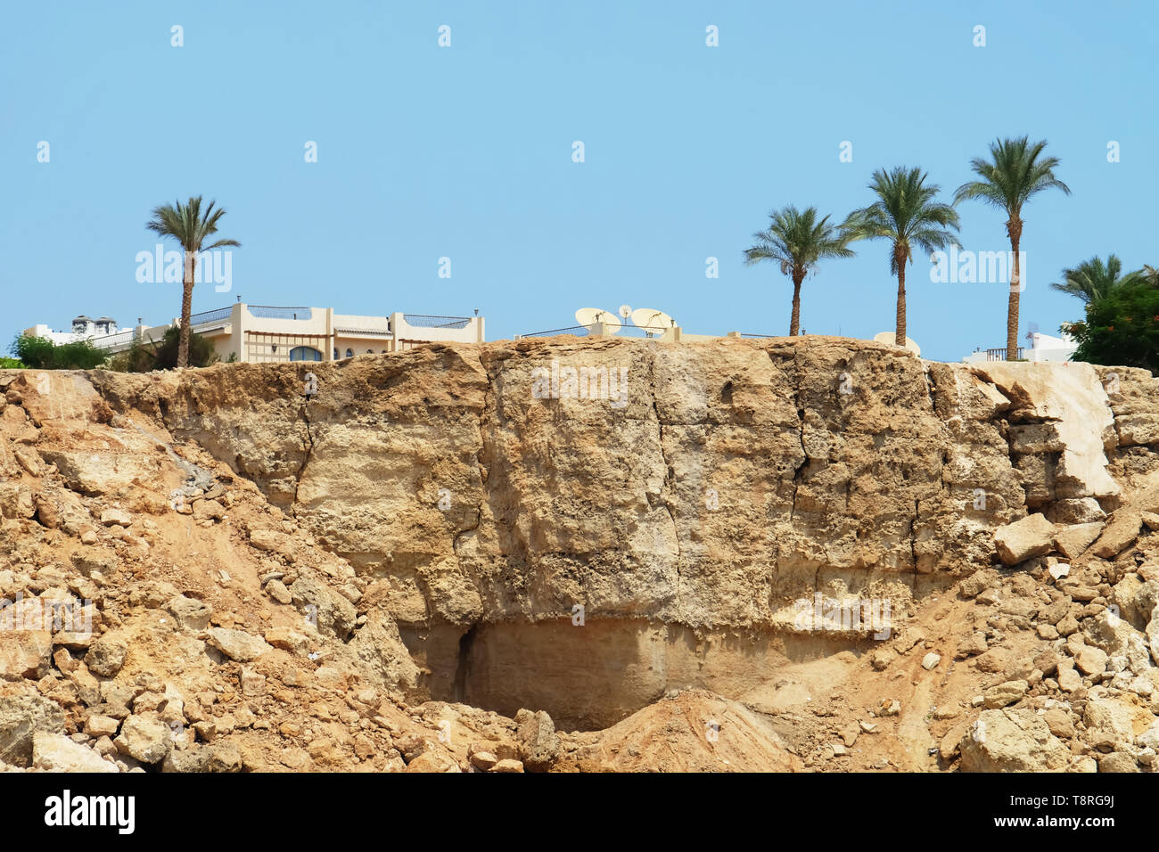 Modern hotel on rocks in exotic country Stock Photo - Alamy