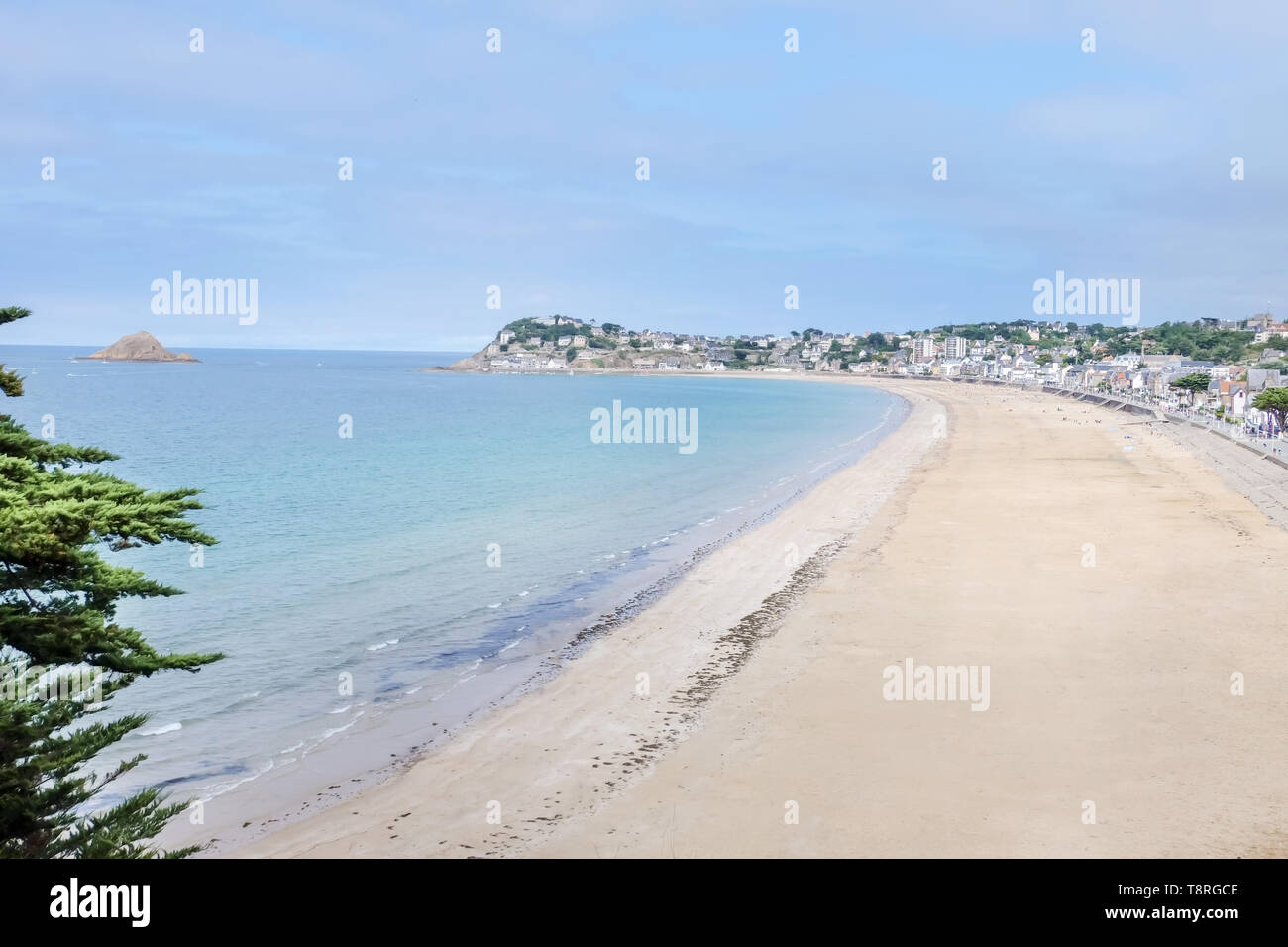 Beautiful sea beach at resort Stock Photo - Alamy