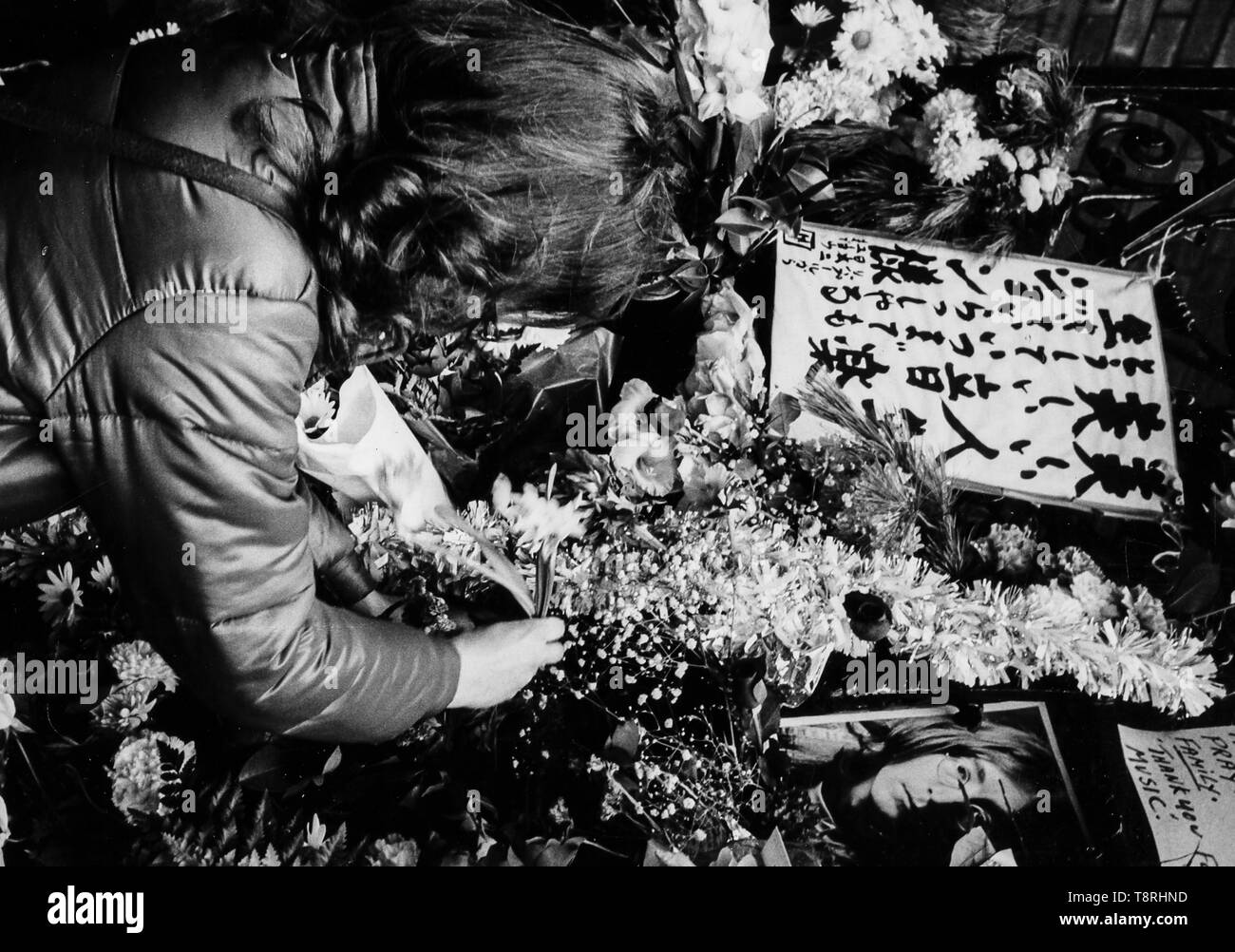 fans of John Lennon in front of Dakota House, Manhattan, New York ...